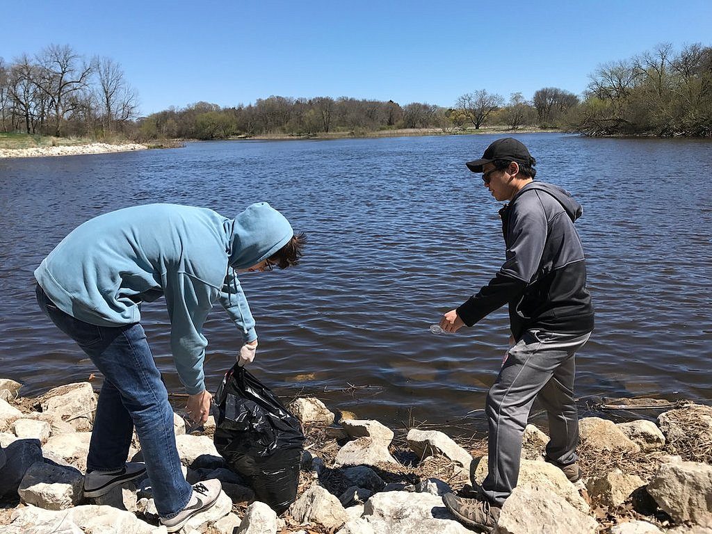 Milwaukee Riverkeeper hosts 22nd annual river cleanup on Earth Day ...