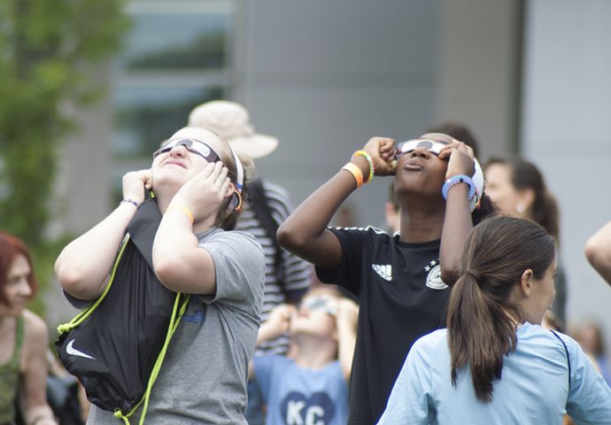 Clouds can’t keep Milwaukee eclipse viewers indoors | Milwaukee ...