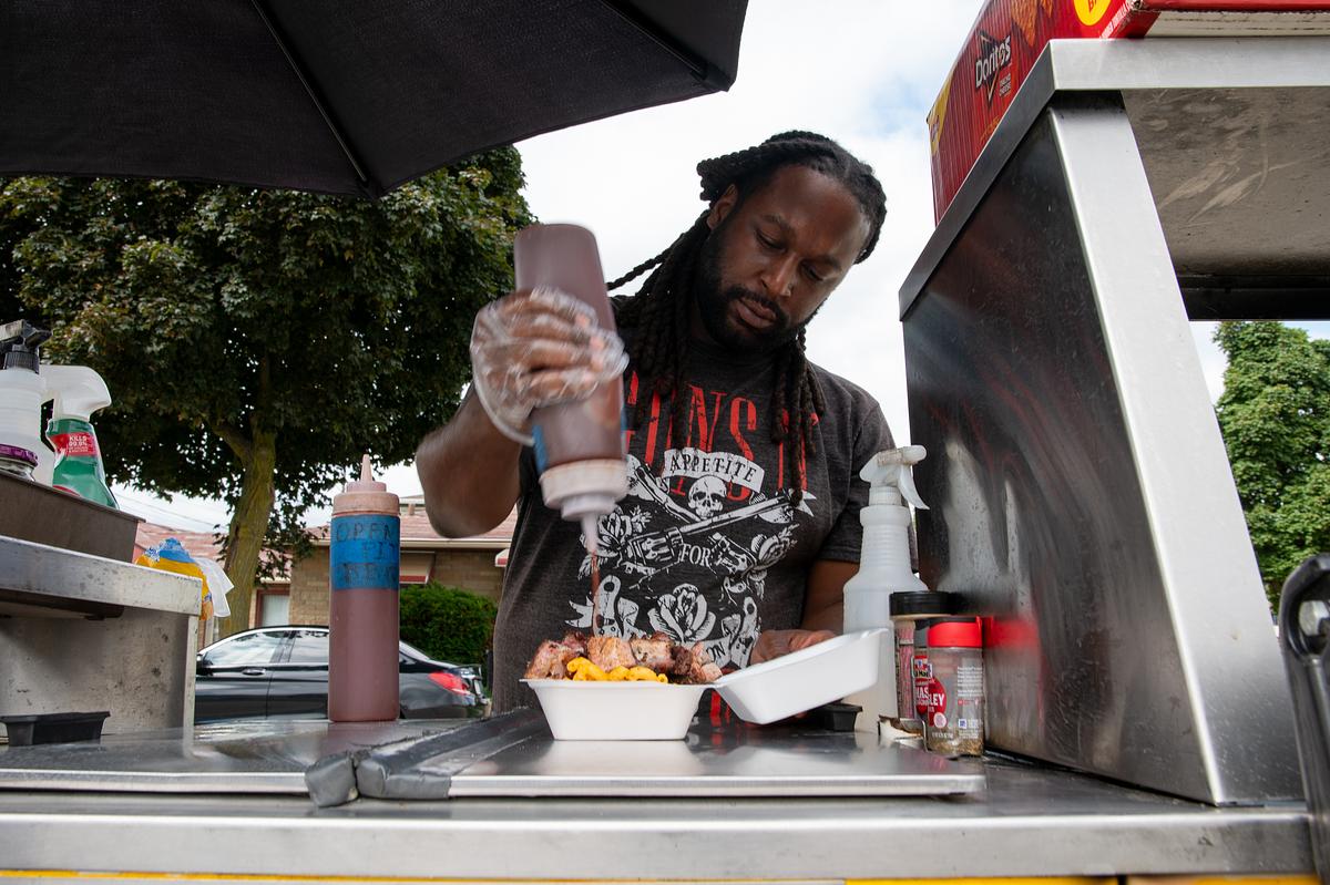 Hungry? Milwaukee's food carts serve brats, ribs and more